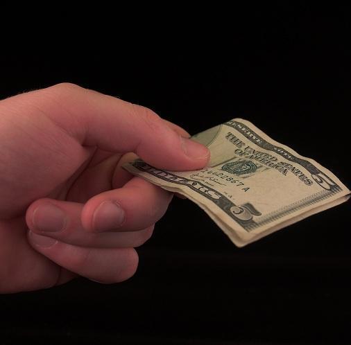 La forma correcta de dar propina - 4 pasos