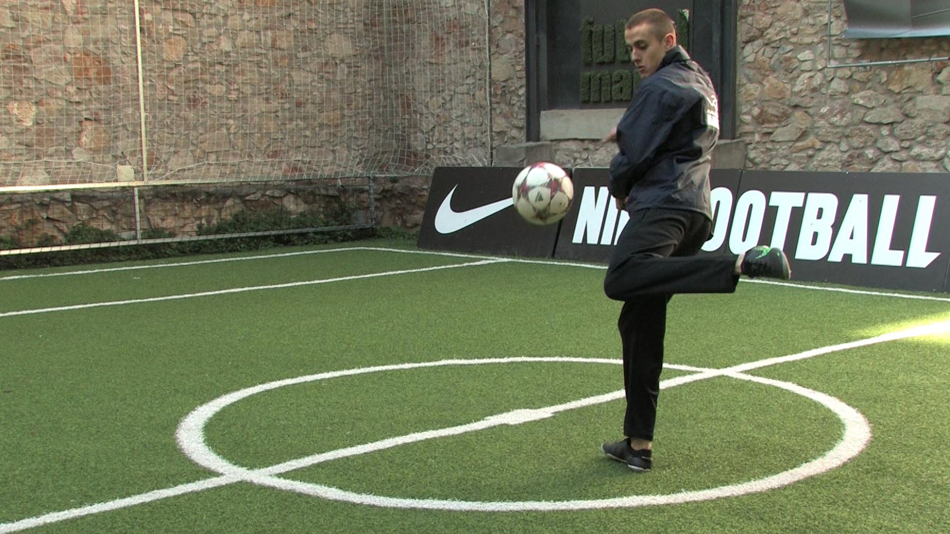 Cómo hacer el AKKA 3000 - freestyle fútbol