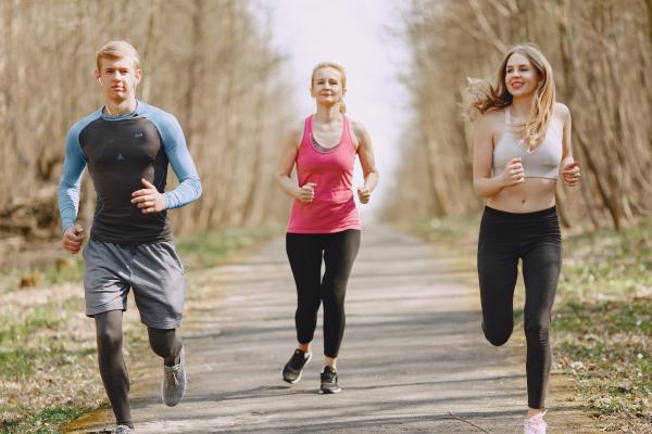 Jogging: qué es, beneficios, cómo practicarlo y diferencia con el running