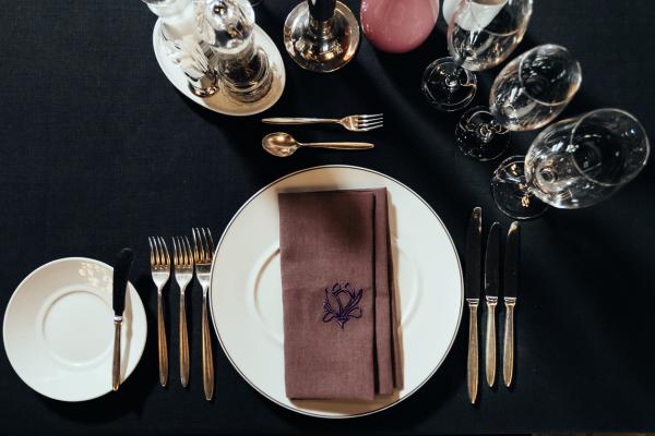Cómo se colocan los cubiertos en la mesa - Descubre el protocolo de ...