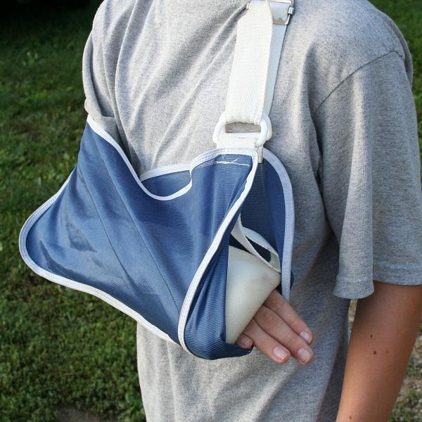 Cómo tratar un brazo roto u hombros dislocados - 11 pasos