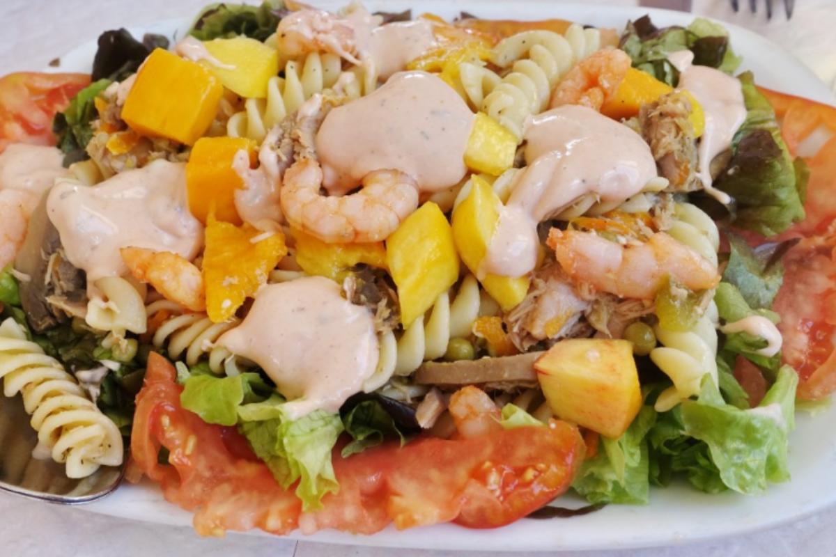 Receta de ensalada de pasta con salsa rosa: un plato fácil y refrescante