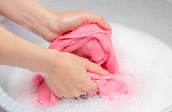 Cómo quitar las manchas de ropa teñida por otra - ¡Trucos fáciles!