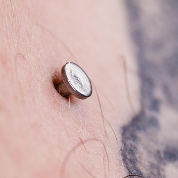 microdermal piercing cara