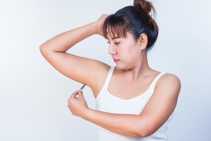 Cómo sacar los pelos encarnados de las axilas - pasos y remedios