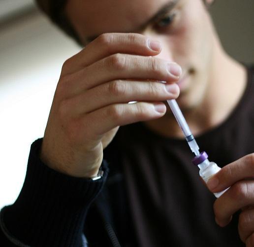 Cómo cargar una jeringa de medicamento - 13 pasos