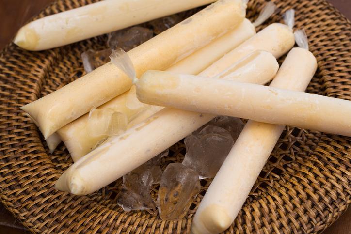 Cómo hacer bolis o congeladas de rompope - Receta casera