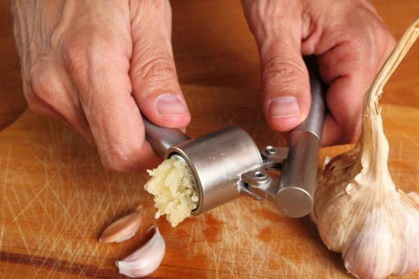 Cómo hacer muslos de pollo al horno jugosos y crujientes - Receta fácil