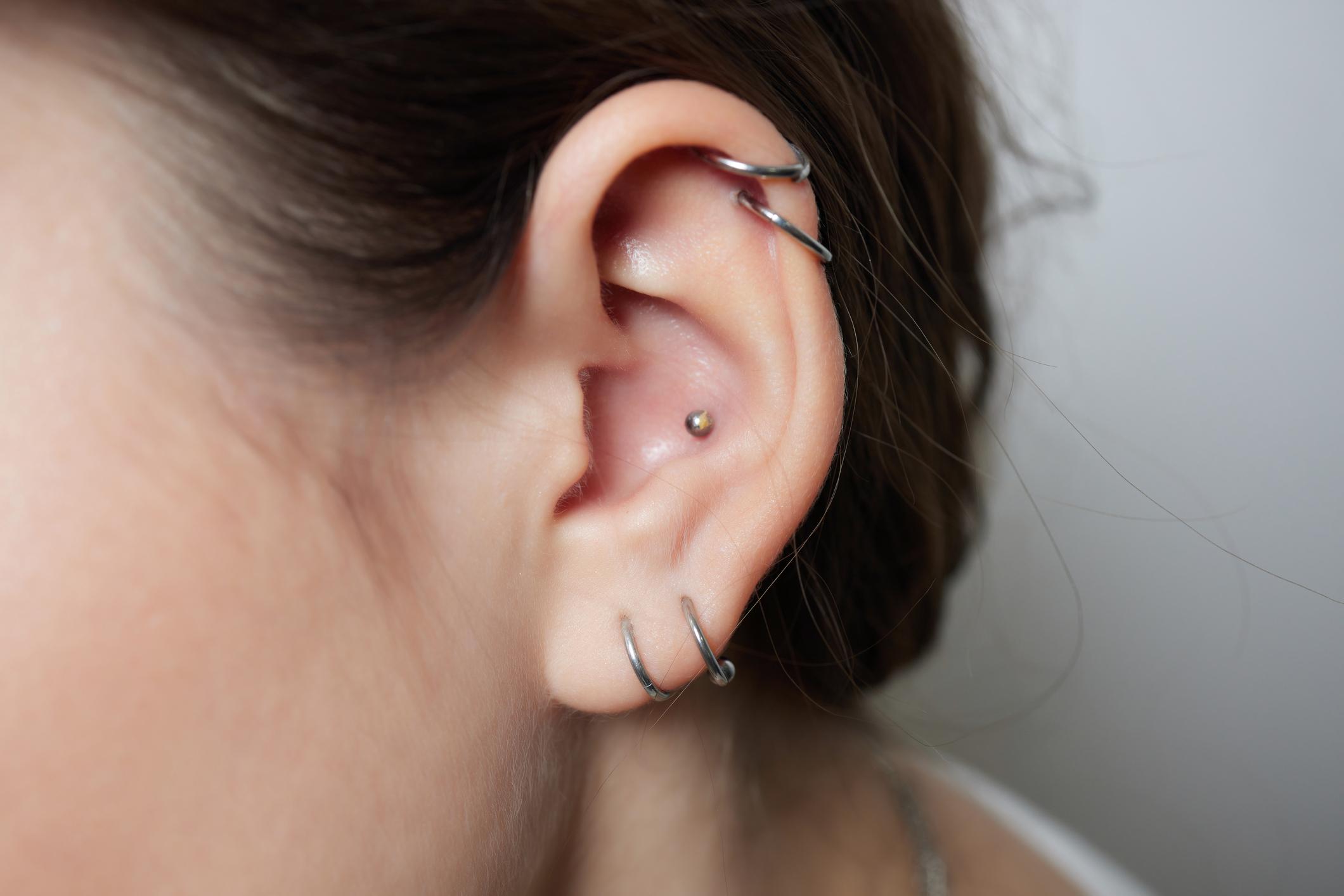 Piercing conch: cuidados y cómo curarlo si está infectado - Descubre ...