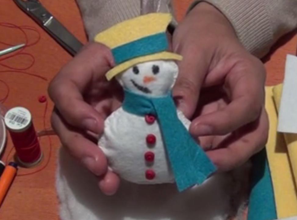 Cómo hacer un muñeco de nieve de fieltro