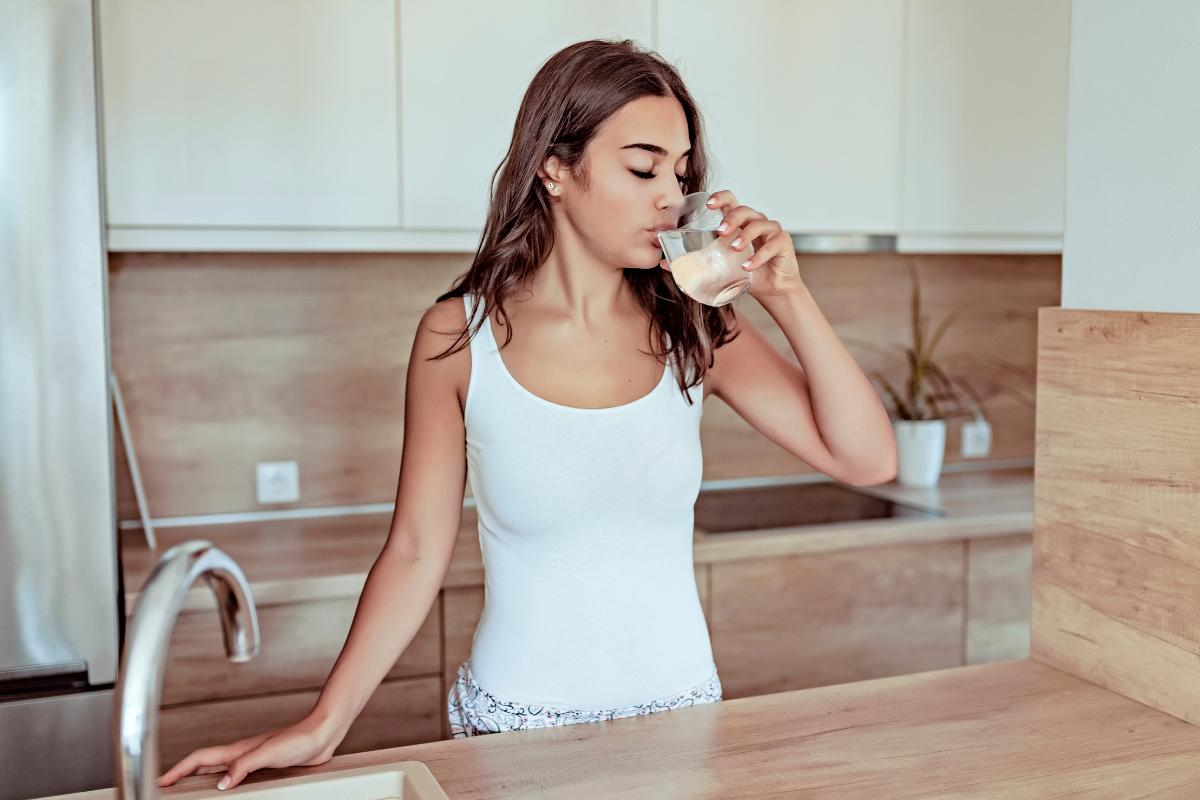 ¿Beber mucha agua adelgaza o engorda? Descubre la verdad