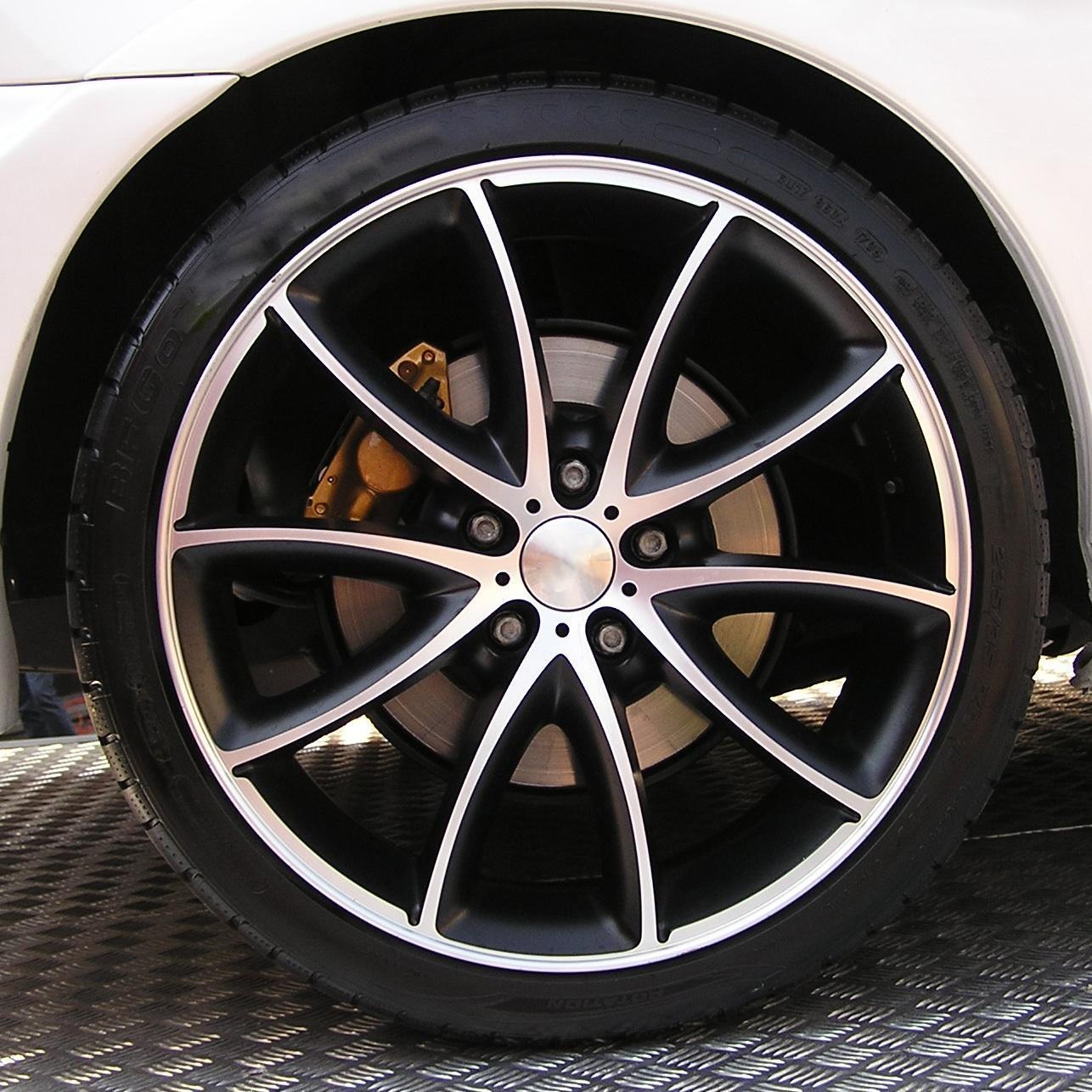 Cómo medir la presión de un neumático - 9 pasos