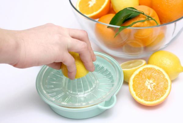 Cómo usar el limón para aclarar el cabello - 6 pasos