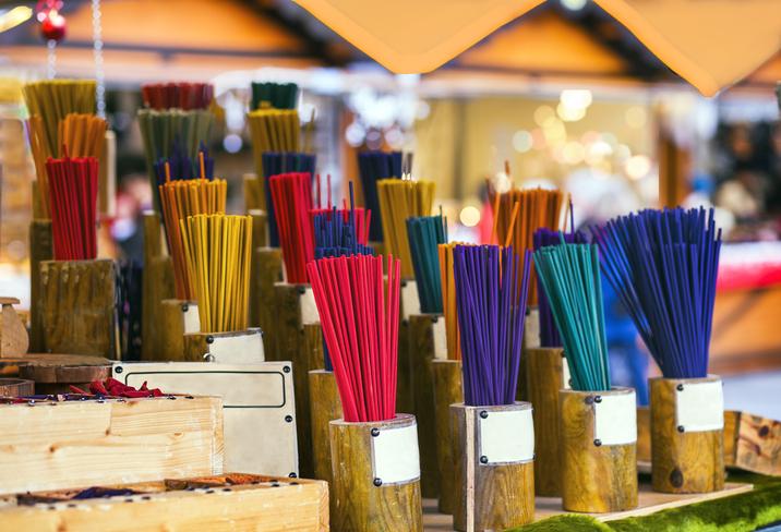 Cómo encender incienso en casa - ¡En grano y en varilla!