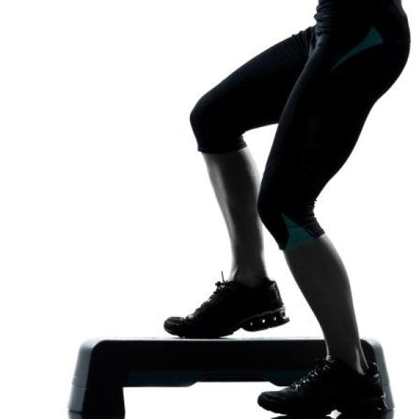 Mujer Haciendo Step Aeróbico