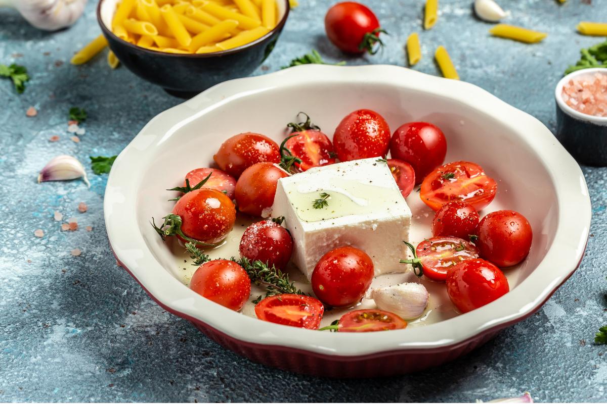 Cómo hacer pasta con tomate cherry y queso feta, una receta deliciosa