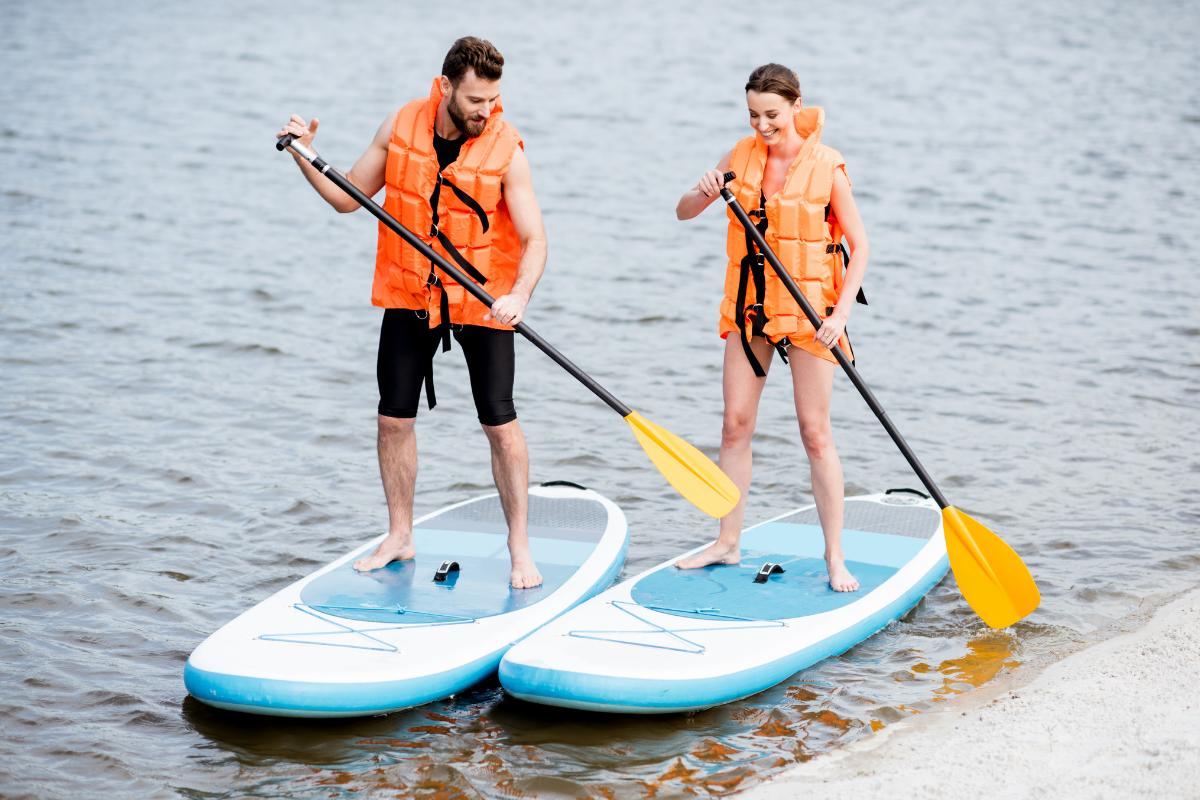 Qué es el paddle surf, cómo se practica este deporte y beneficios